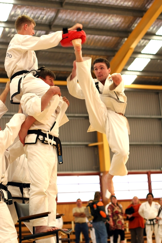 Breaking in martial arts - MARTIAL ARTS TRAINING
